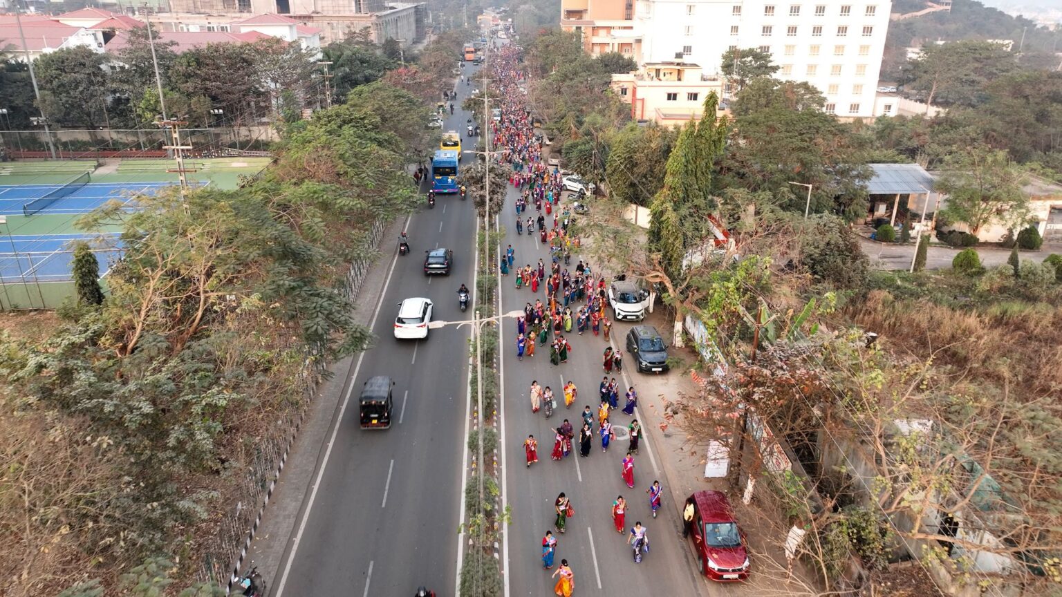 6,000 Women in Pata Saree Run in the Mini Marathon - Odisha Stand